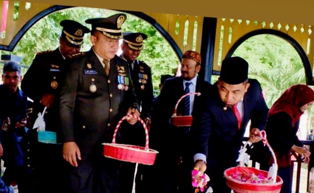 Jelang HUT RI, Pj Bupati Aceh Besar Ziarah dan Tabur Bunga di Makam T ...